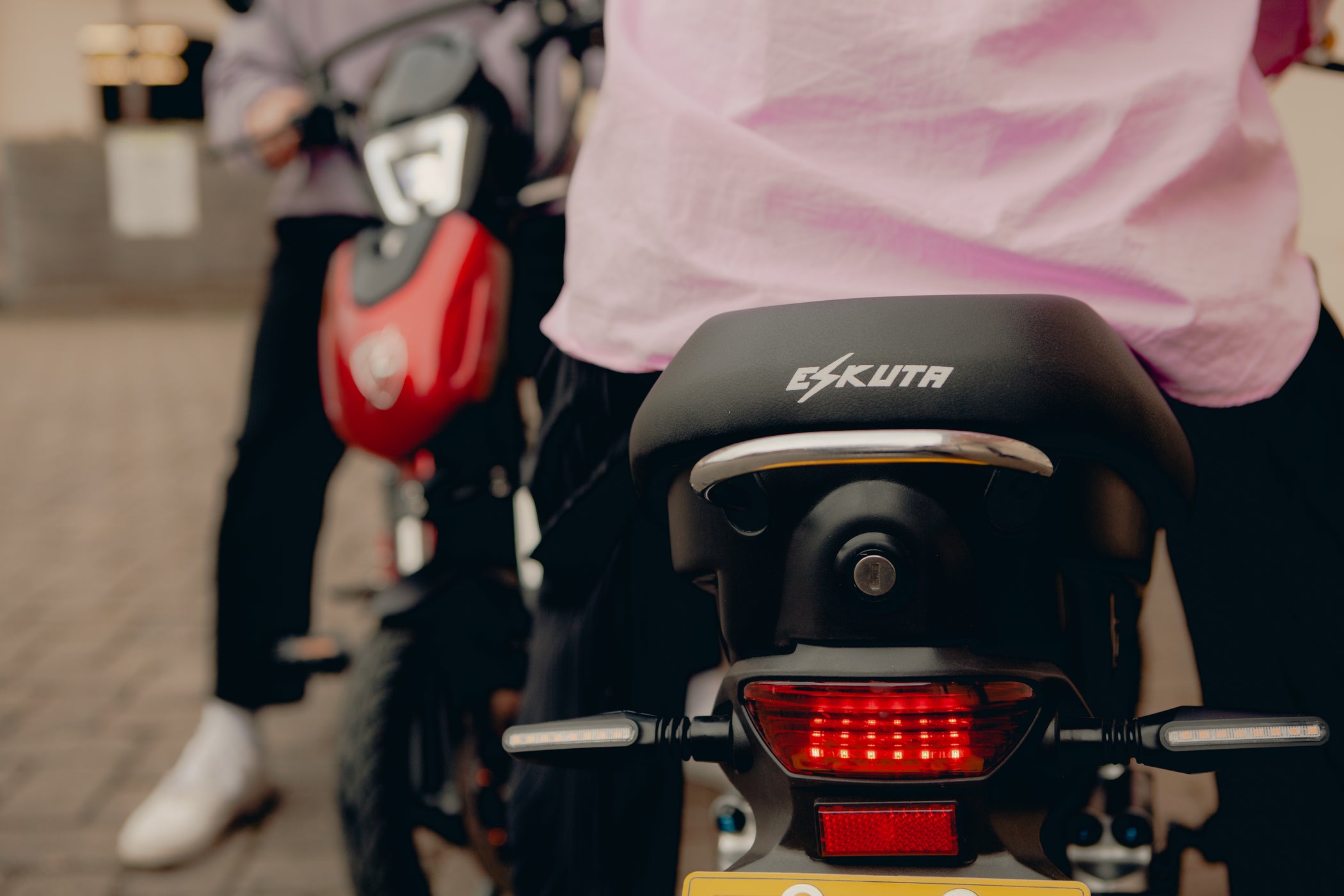 Eskuta E-Bikes & Scooters | Modern City Commuting – Bike Yard Online
